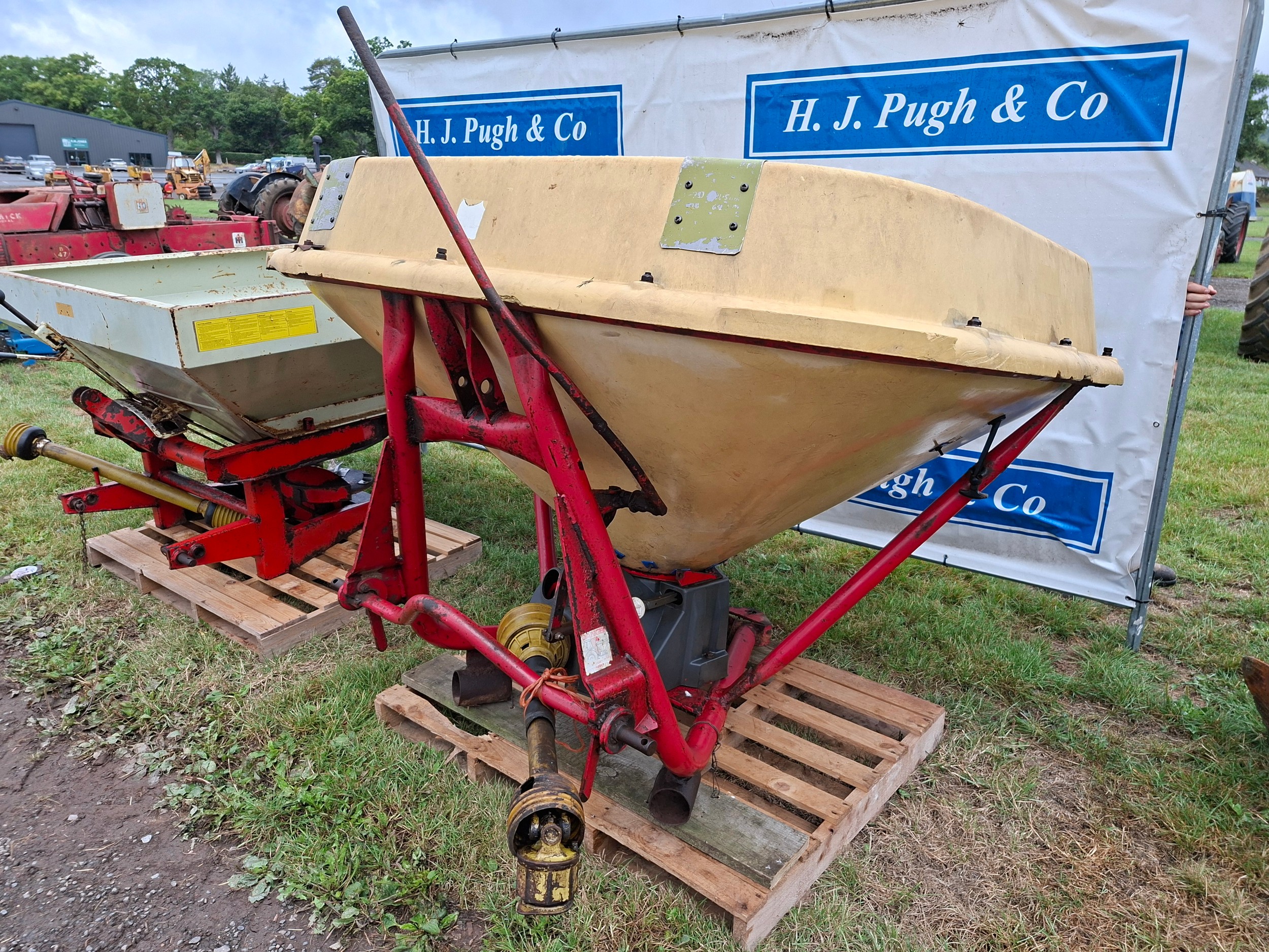 Vicon 1002 fertiliser spreader