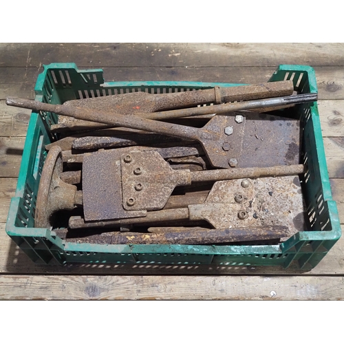 Quantity of breaker chisels
