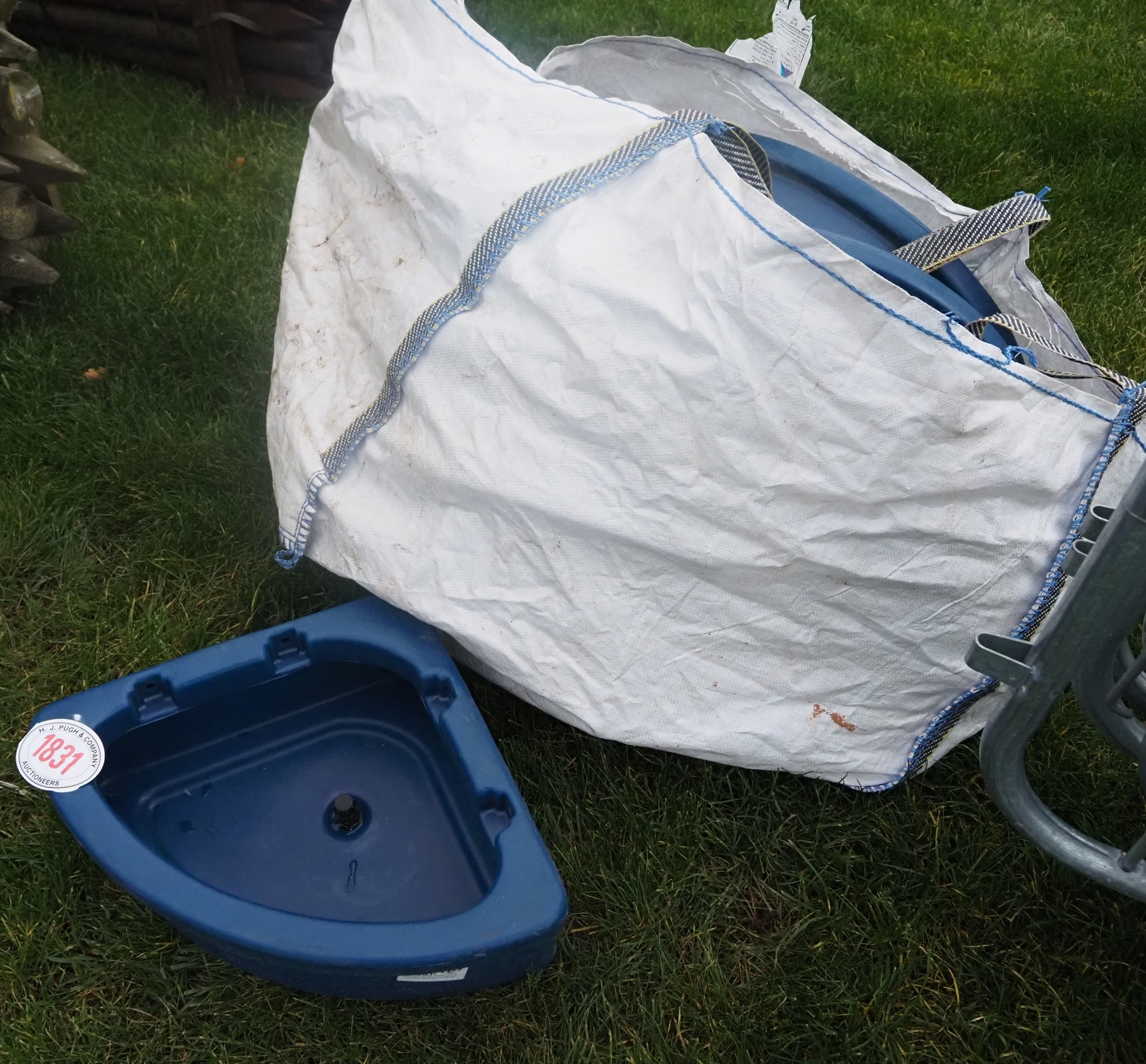 JFC Plastic corner mounted stable feed troughs/mangers - 9