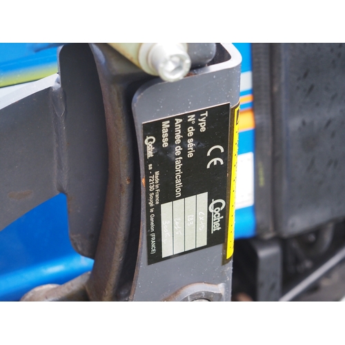 Solis 20 compact tractor. C/w power loader, bucket and rollbar. Showing ...