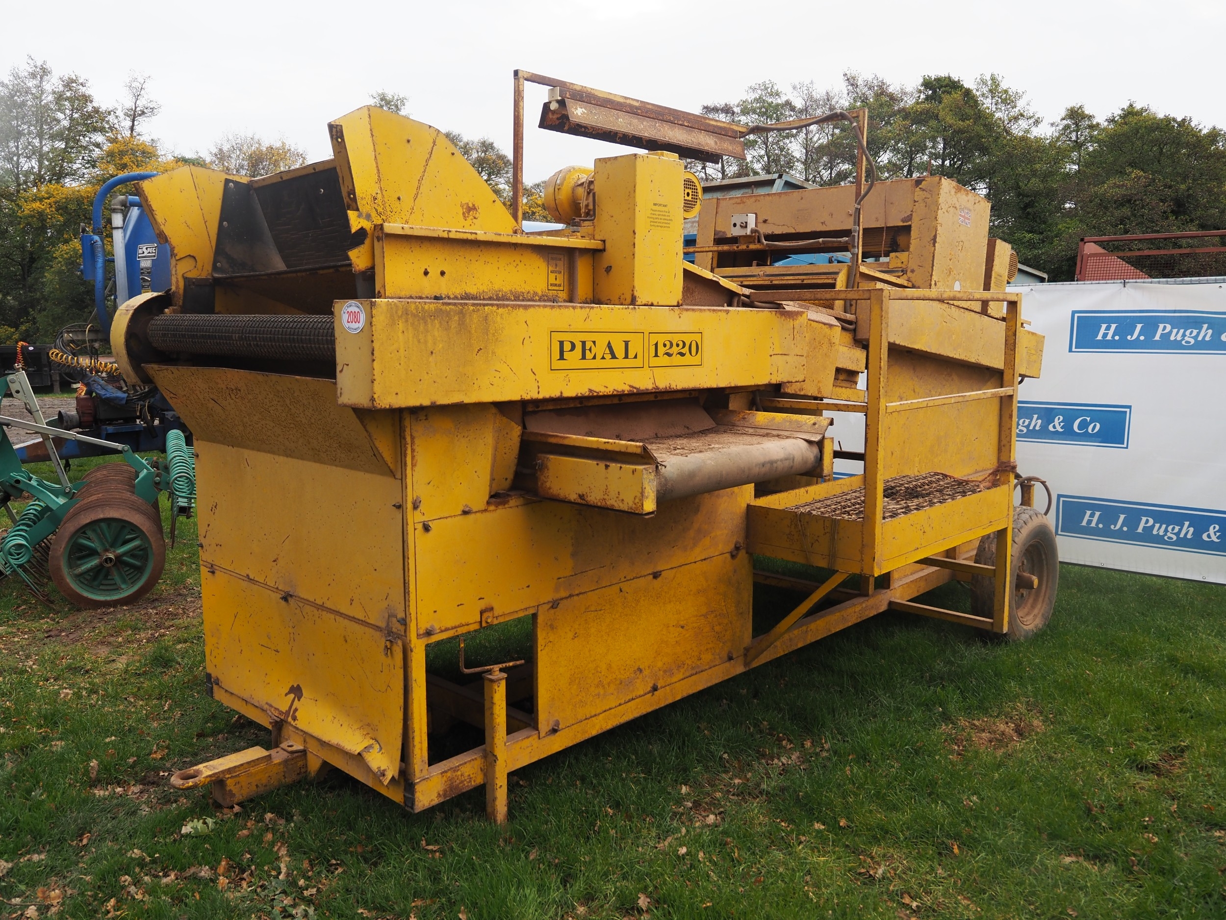 Peal mobile potato grader with roller table sizer