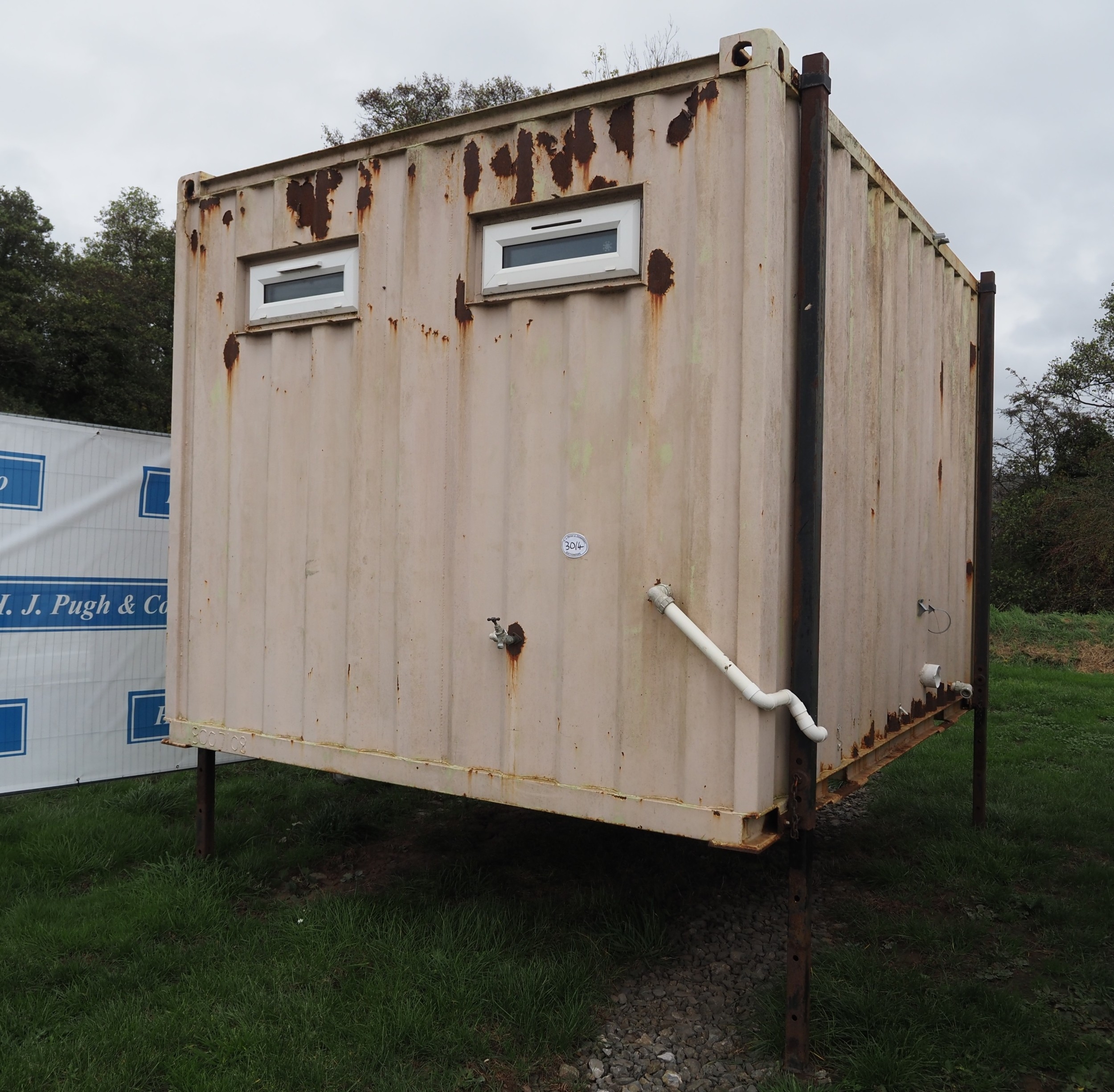 Welfare unit 12ft x10ft. Keys in office