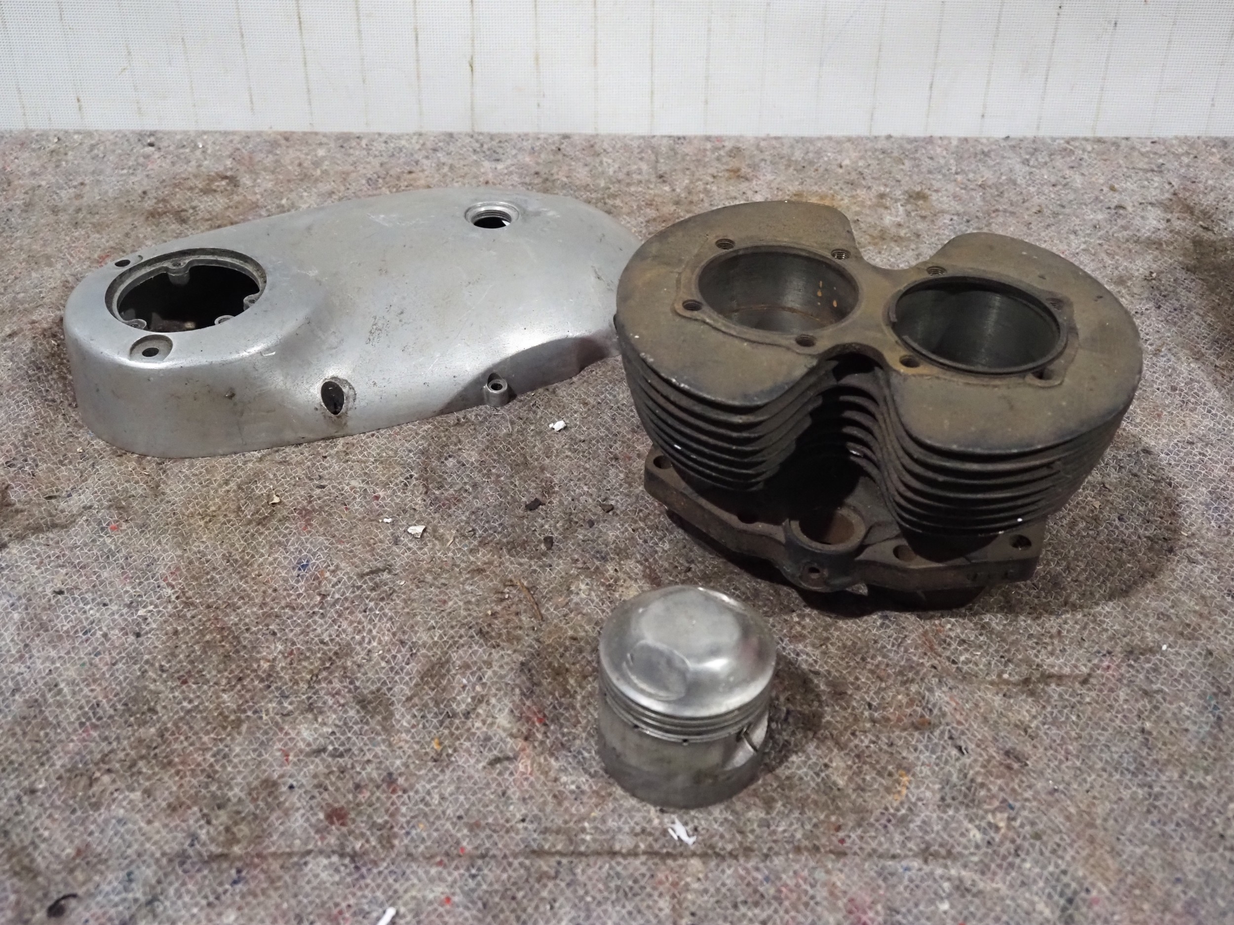 Triumph 650 T110, 6T, T120 barrels with piston and Triumph chaincase cover