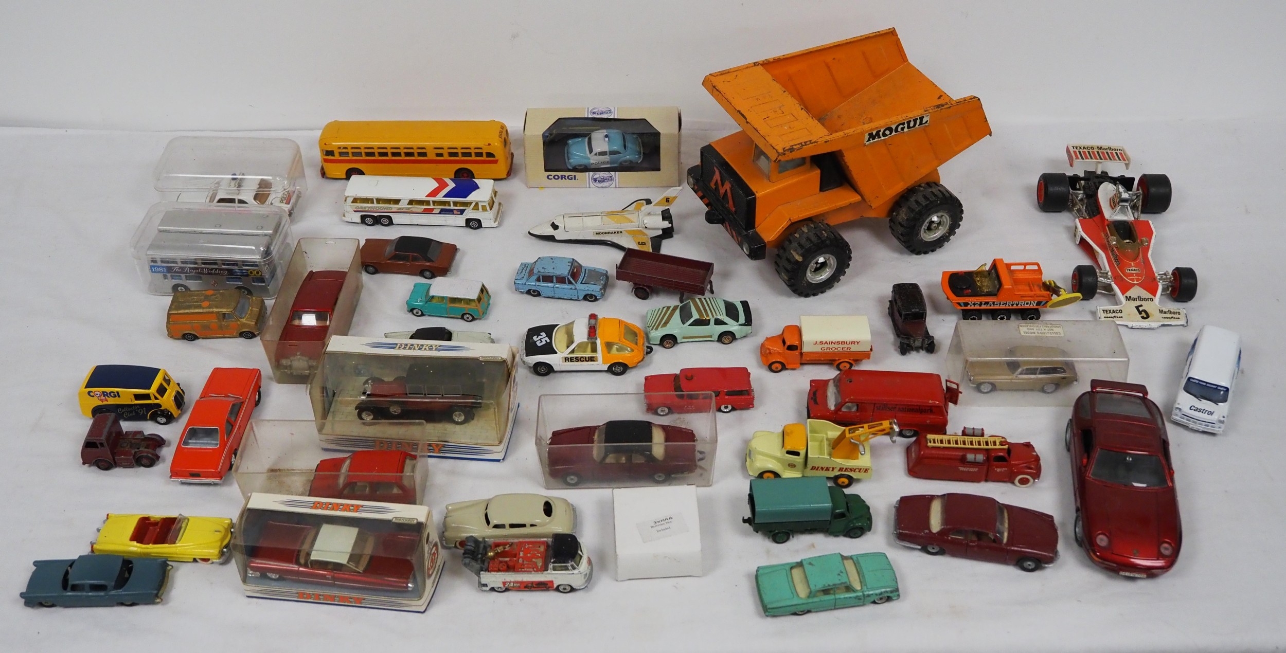 Quantity of assorted model vehicles to include Dinky, Corgi, Meccano ...