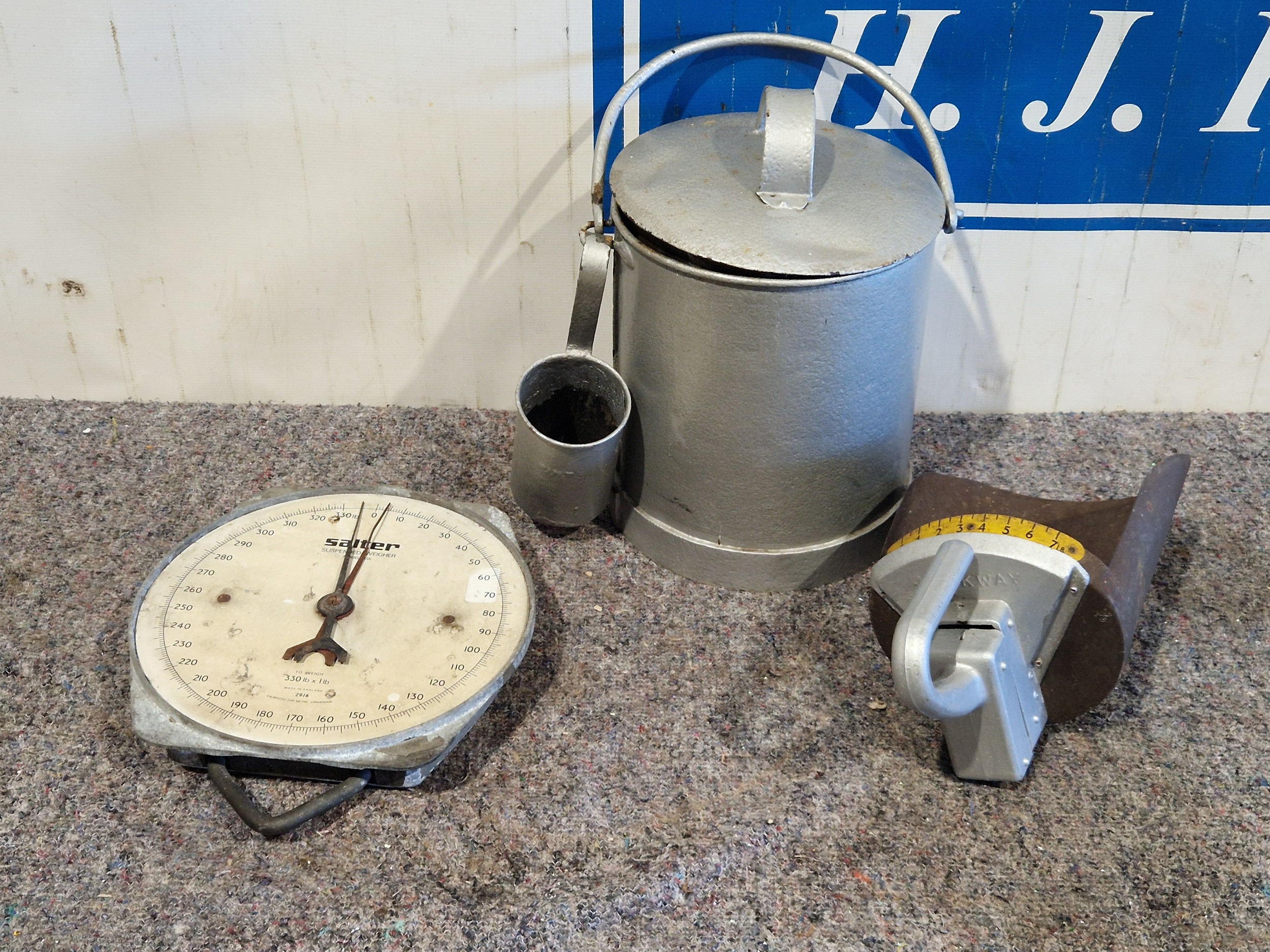Cake feed measure, bucket with measure and scales