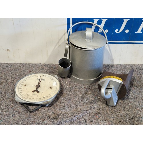 Cake feed measure, bucket with measure and scales