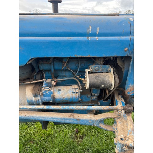 Fordson Dexta tractor. Runs and drives. Fitted with early handbrake