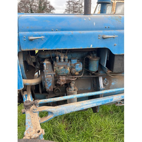 Fordson Dexta tractor. Runs and drives. Fitted with early handbrake