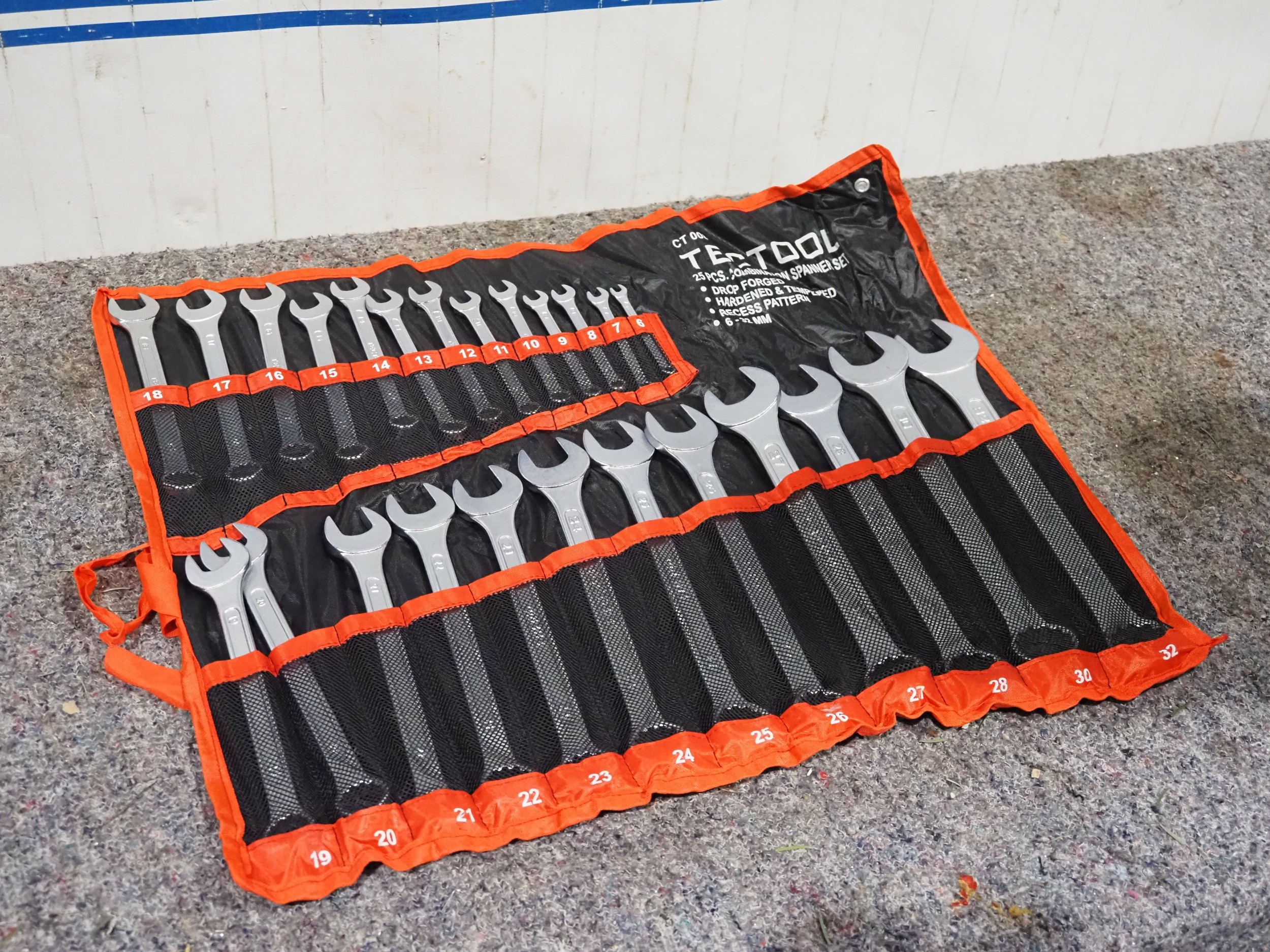 25 Piece metric spanner set