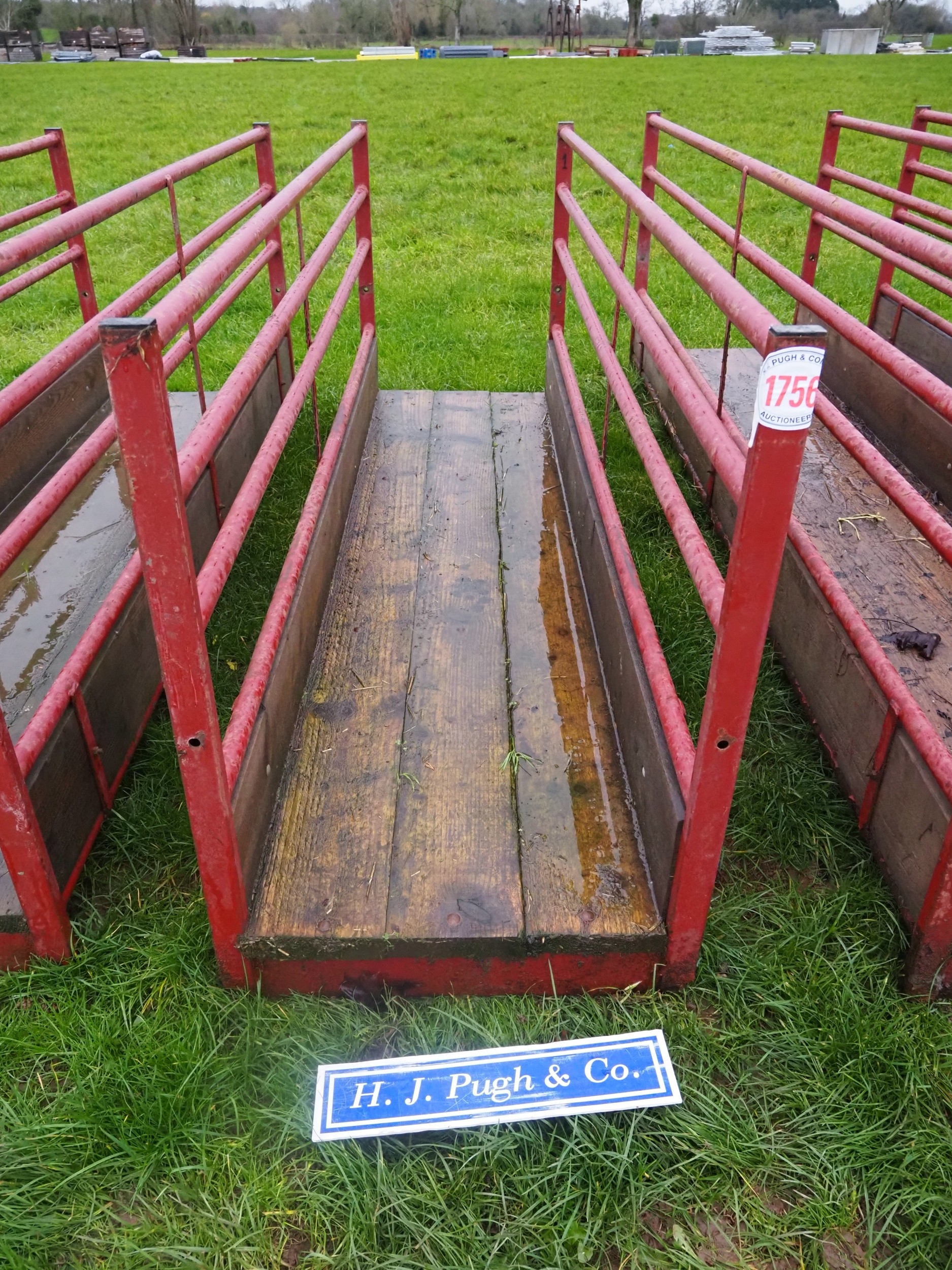 Red walk through feeder 8ft