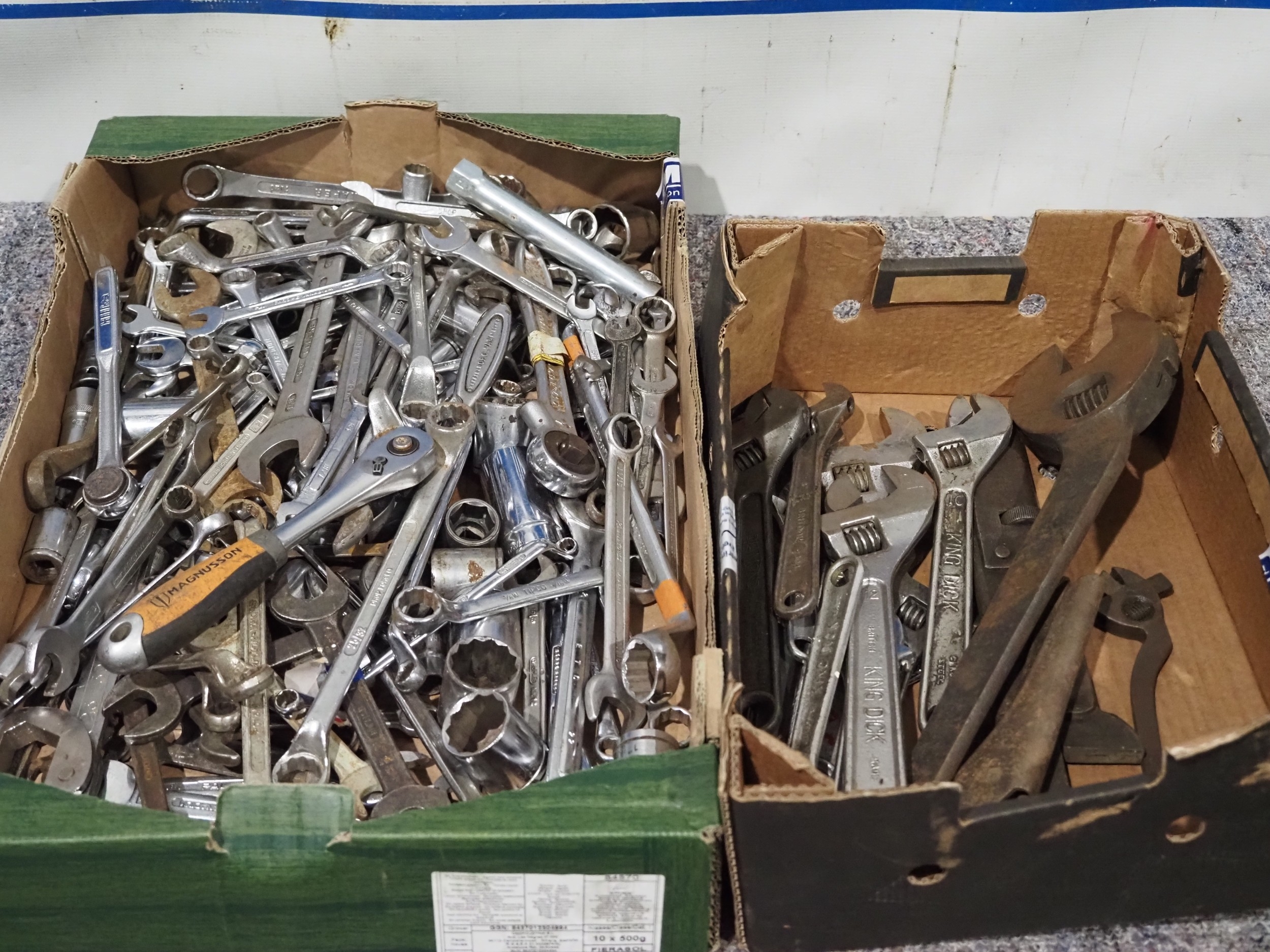 Large quantity of spanners, ring spanner and adjustable