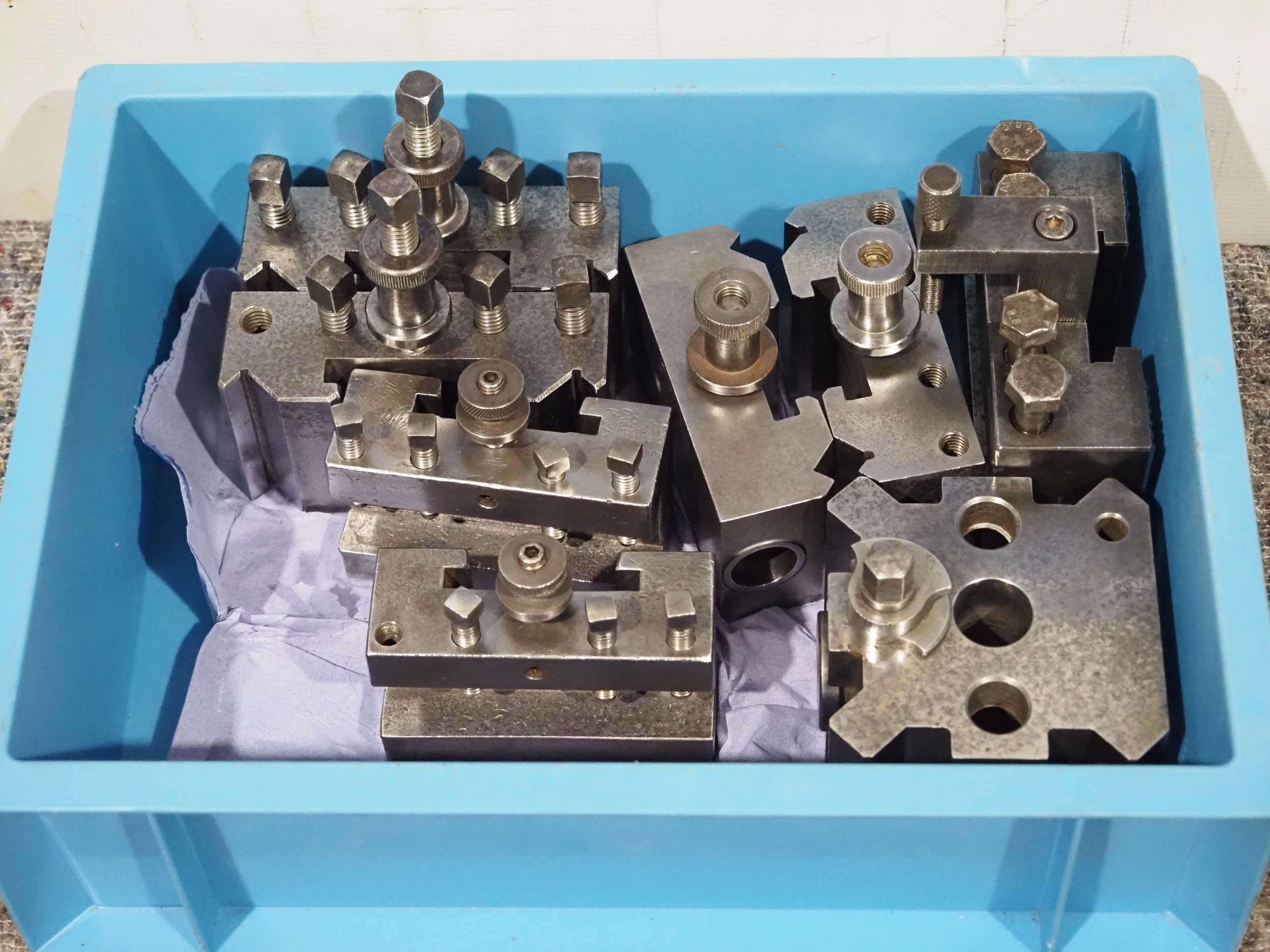 Lathe quick change toolpost and tool holders