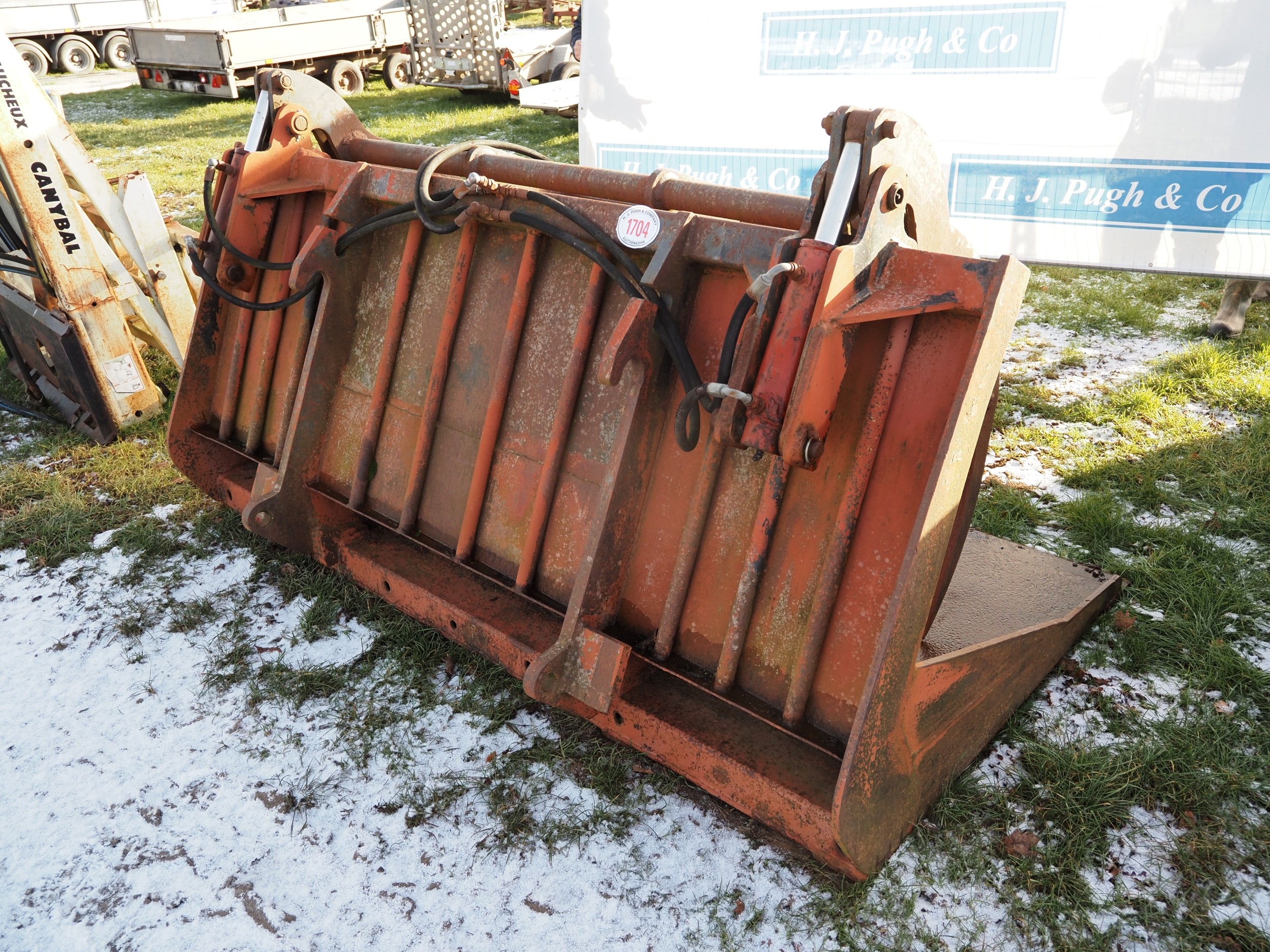 JCB Loader bucket with grab 7ft. JCB Qfit brackets