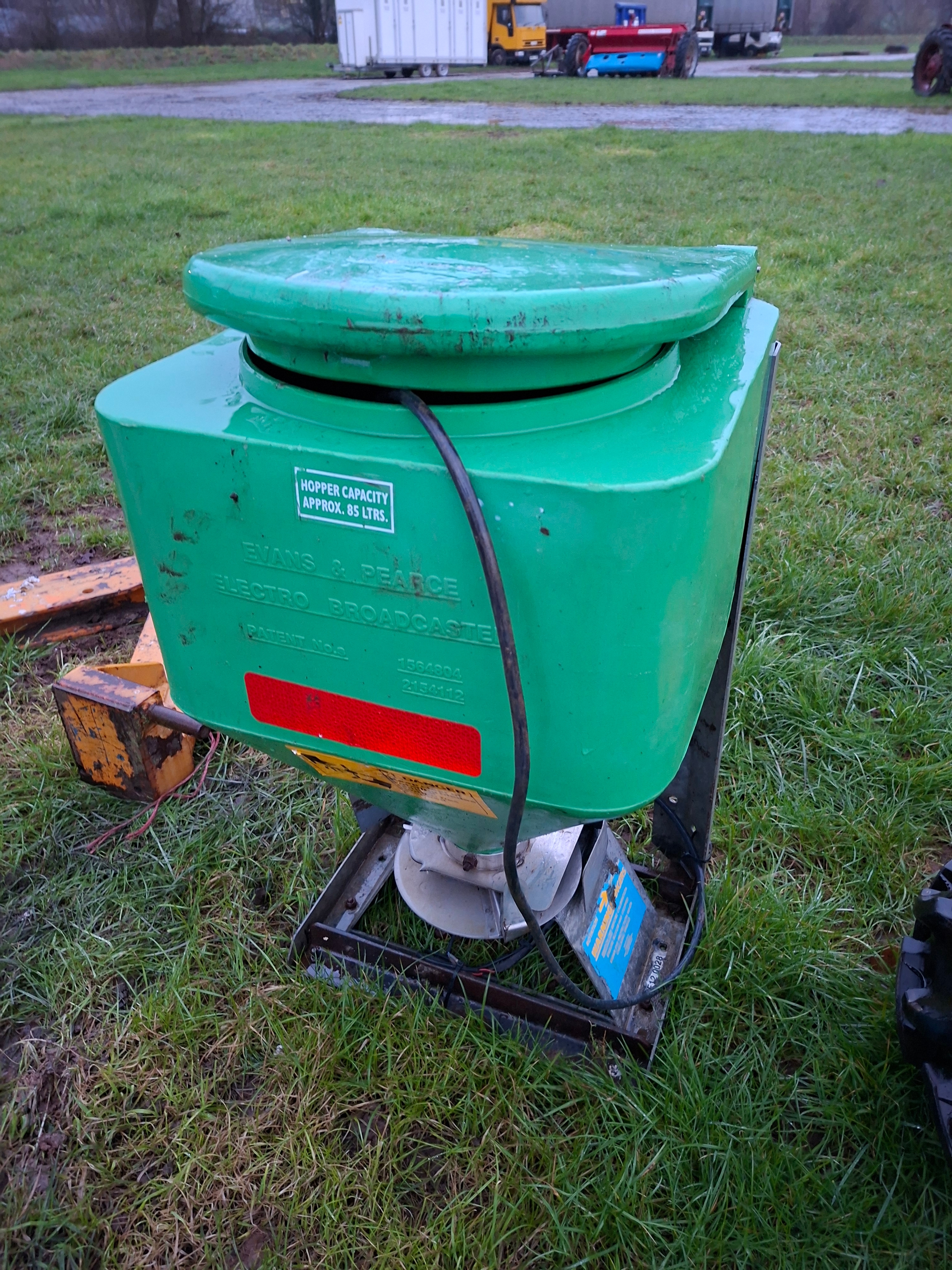 Compact fertiliser spreader