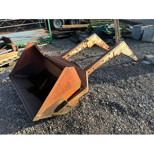 David Brown 995 loader and buckets c/w rams, brackets and controls