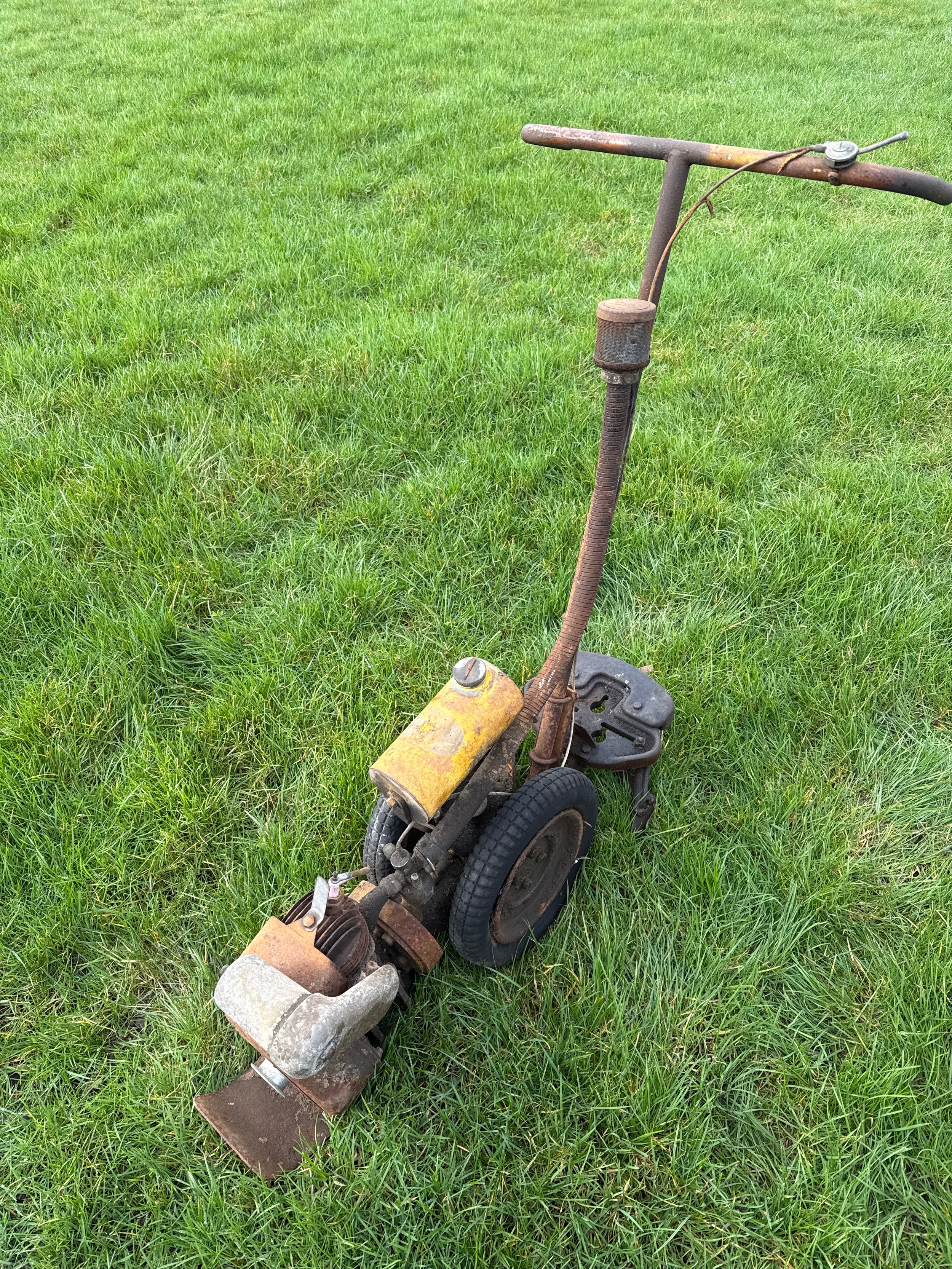**Ring 2** British Anzani garden hoe