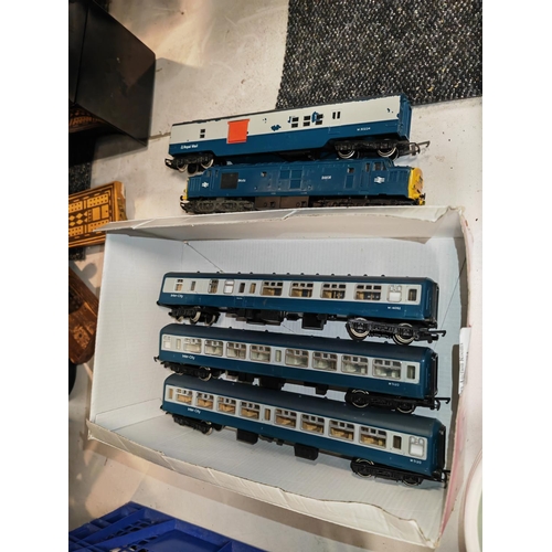 Hornby R751 With 3 Carriages And Royal Mail Sorting Carriage