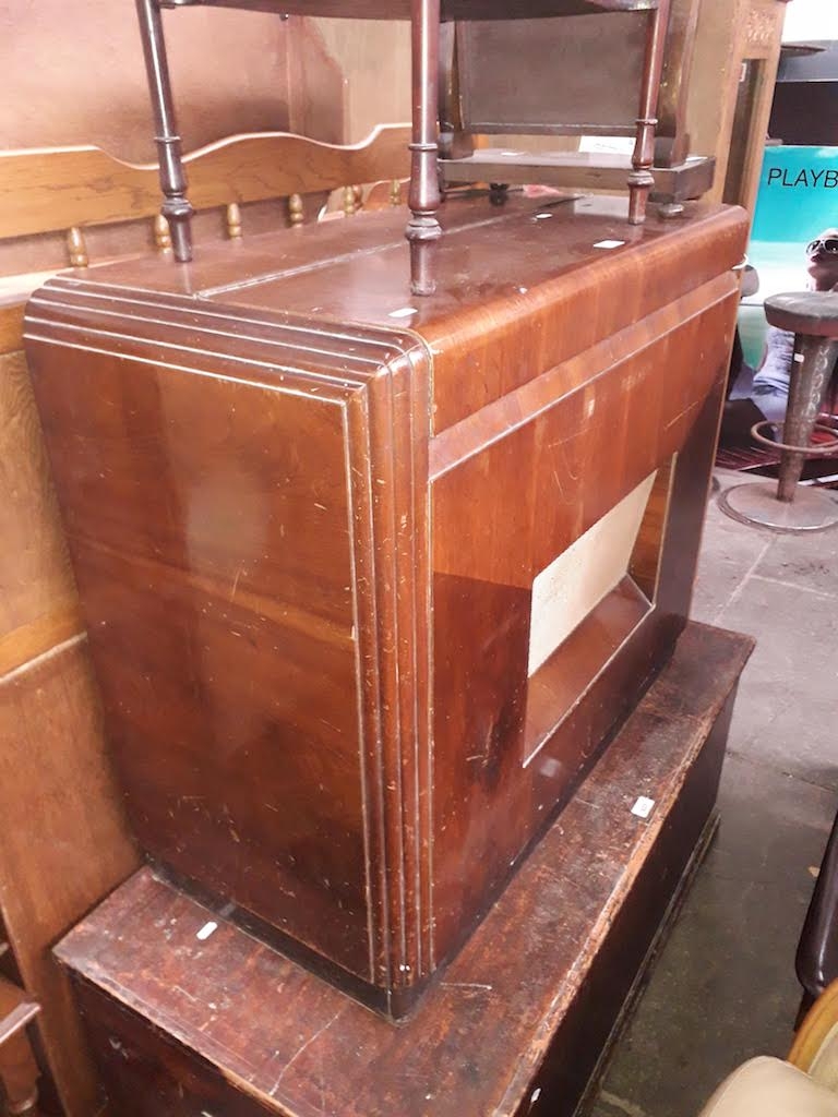 A 1930s Colombia walnut cased radiogram, model no C402.