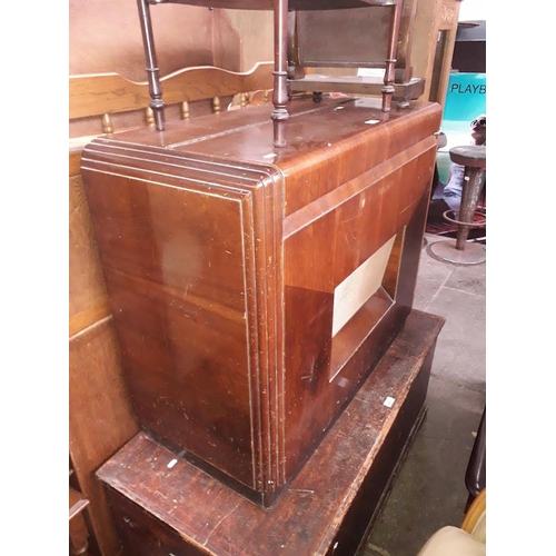 A 1930s Colombia walnut cased radiogram, model no C402.