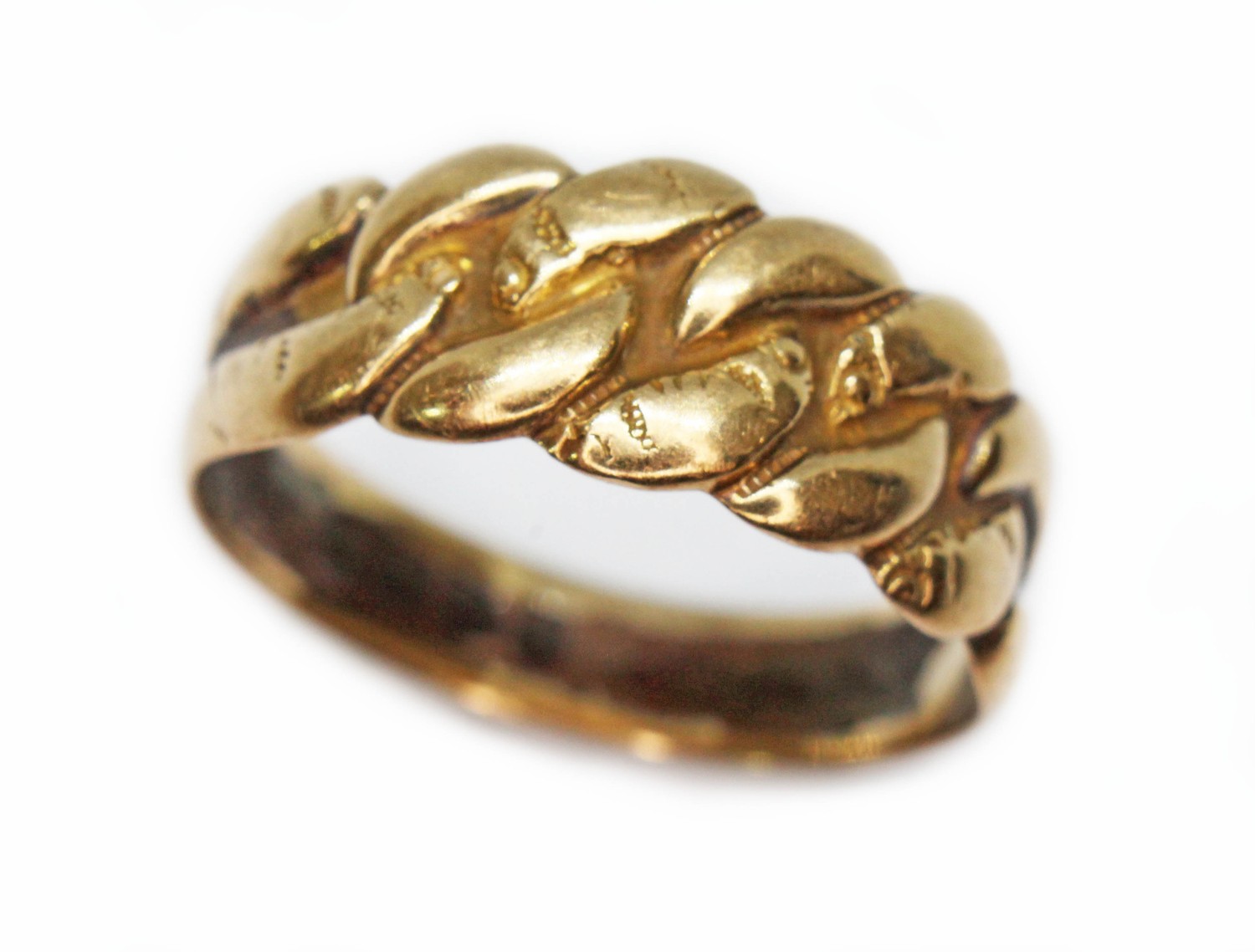 A hallmarked 18ct gold ring of plaited form, wt. 3.8g, size Q.