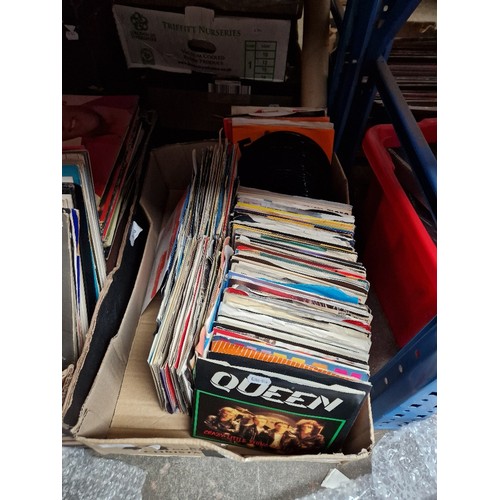 A box of vinyl singles, over 200 including Queen, Freddie & the ...