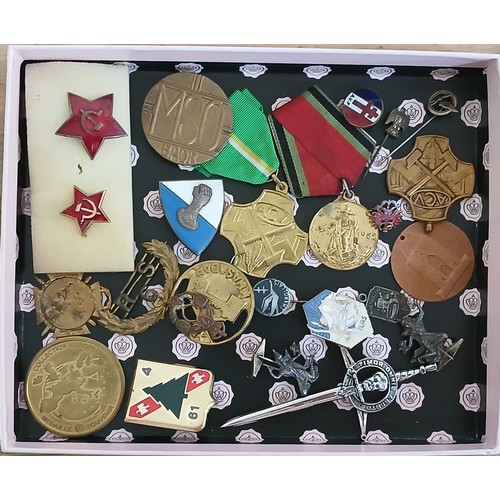 A tray of assorted mainly foreign military badges, buttons and medals etc.