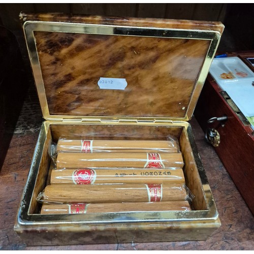 Marble style box with five cigars: La Flor De Cano Habana