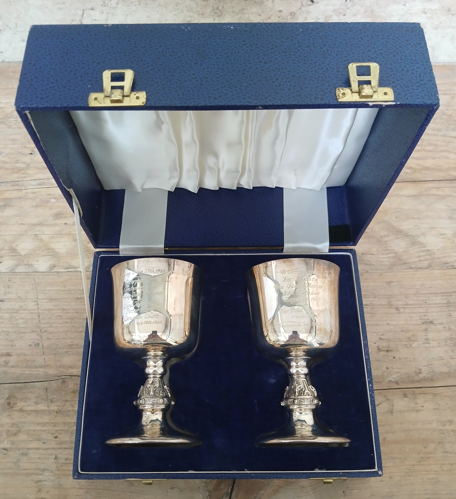 A cased pair of hallmarked silver goblets, height 12cm, weight 328g.
