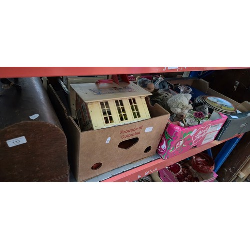 Vintage Singer sewing machine, box with single records, box with soft ...