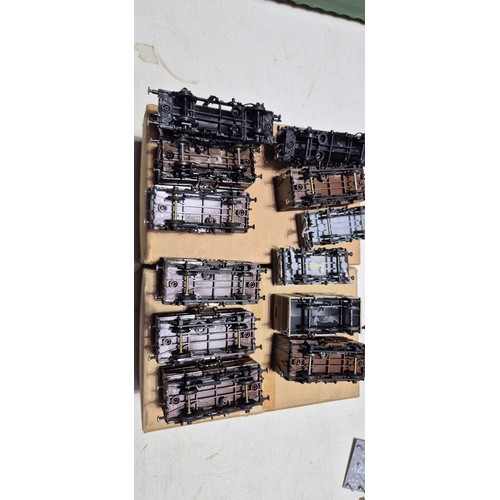 A box of assorted model railway items to include locomotives & rolling ...