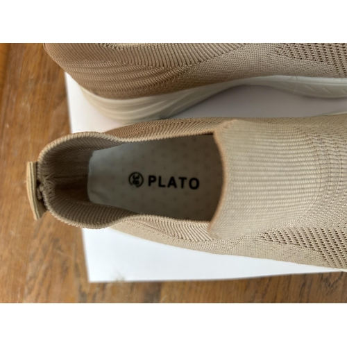 Pair of Plato Women's Shoes Size 38