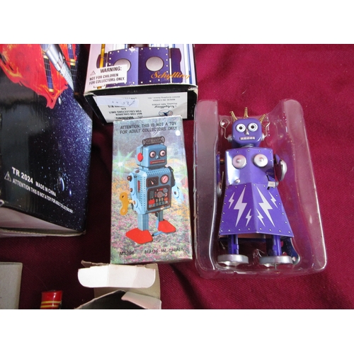 A selection of mechanical clockwork toy Robots to include Minie Mouse ...