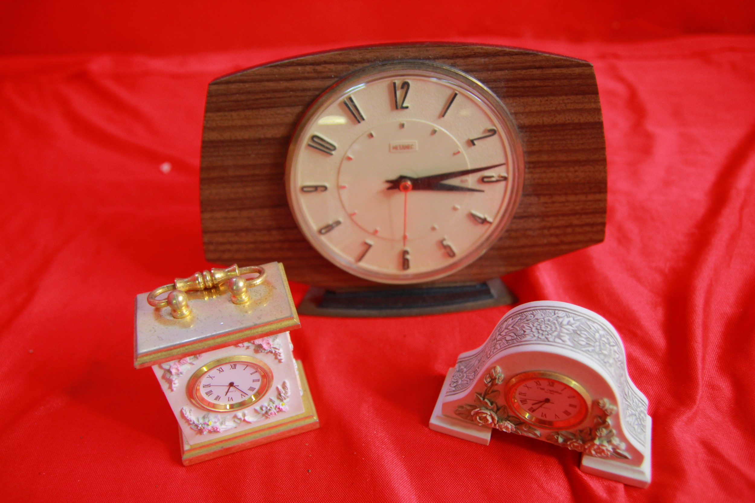 A Metamec mantle clock and a pair of decorative miniature clocks