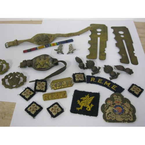 An assortment of WW1 & WW2 badges and patches including Royal Artillery ...