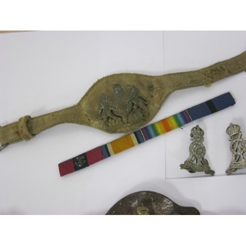 An assortment of WW1 & WW2 badges and patches including Royal Artillery ...