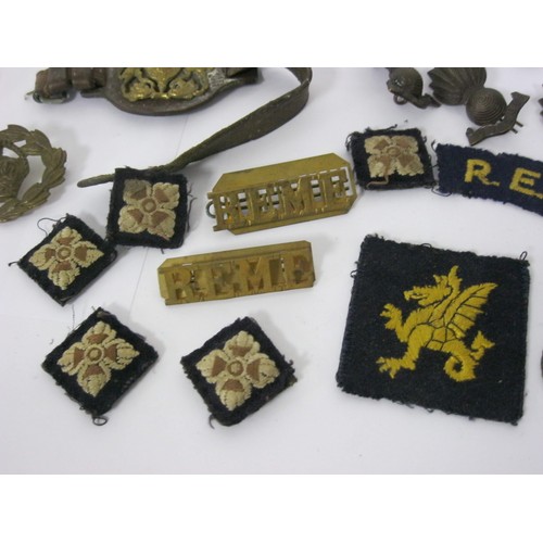 An assortment of WW1 & WW2 badges and patches including Royal Artillery ...