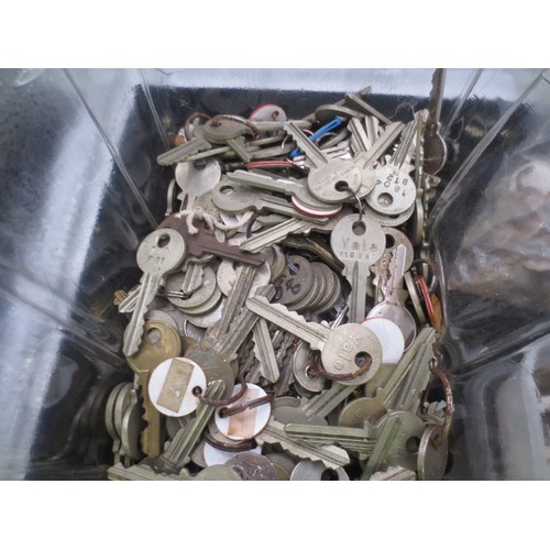 A box containing a quantity of assorted keys