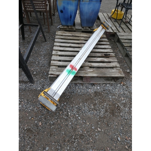 A DeWalt DE7023 heavy duty mitre saw work station