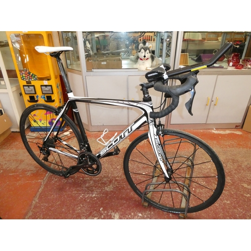 A Scott Addict R3 carbon fibre road racing bicycle 22" frame