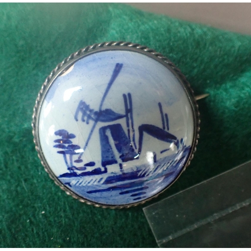 A COLLECTION OF ROBERTSONS JAM ' GOLLY' BADGES together with a quantity ...