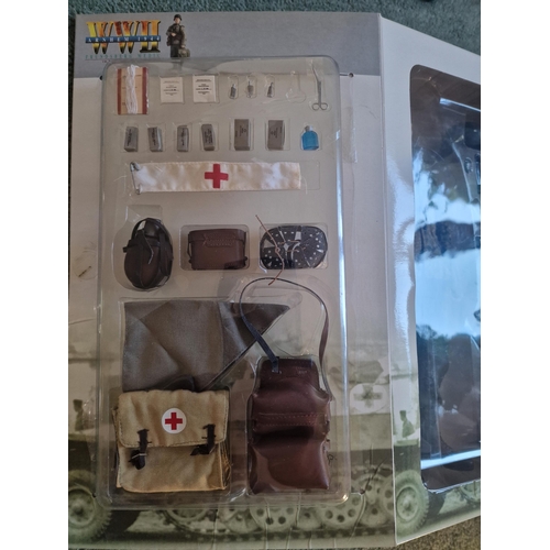 Dragon 1/6 Figure German WW11 frundsberg medic
