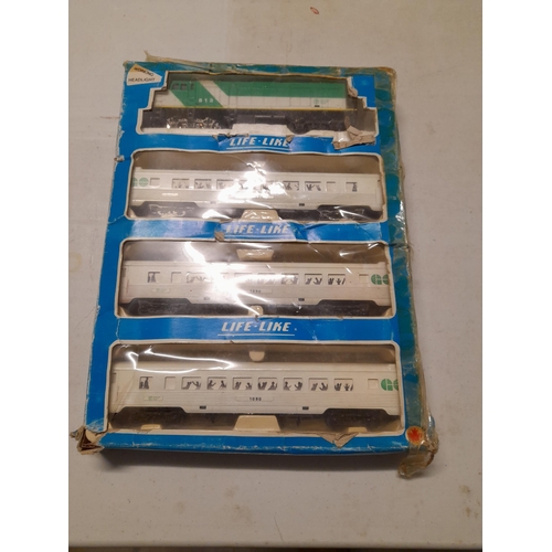 HO gauge Continental train and coaches VGC