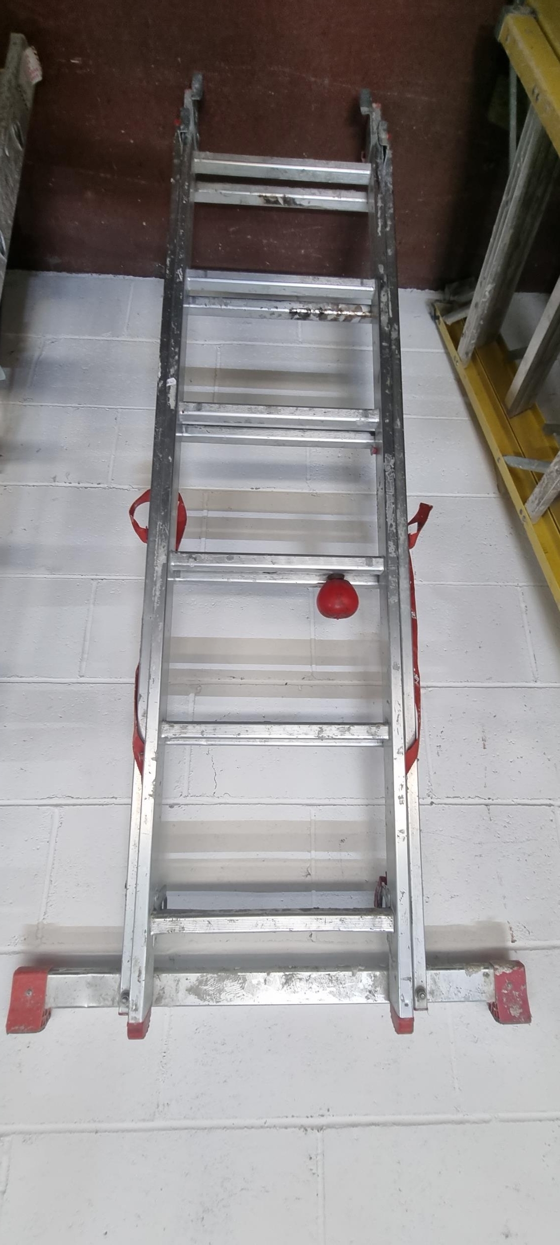 A Parkside aluminium multipurpose ladder with 12 rungs in total. Can be used as a leaning ladder or