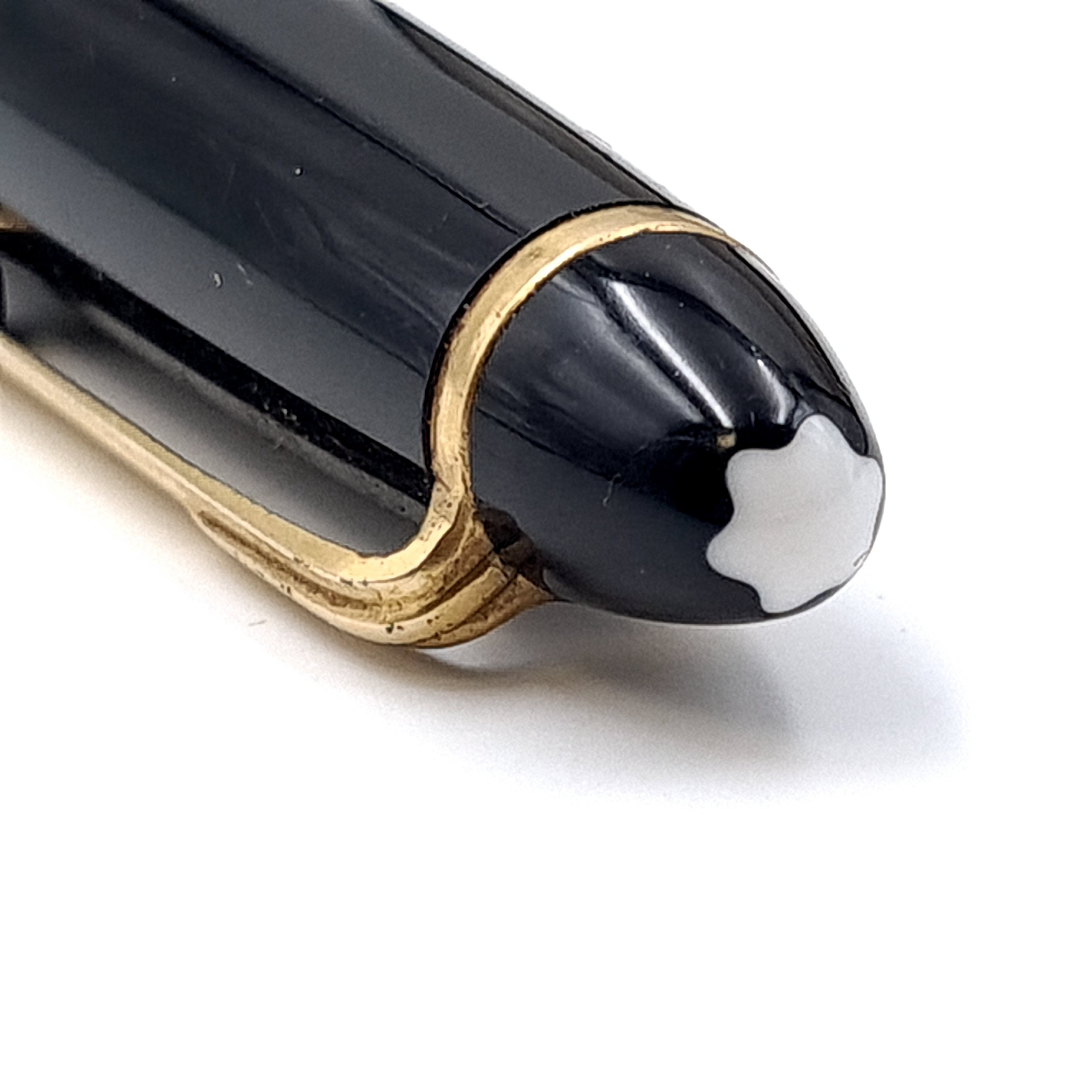 Star Lot : A fabulous vintage Mont Blanc fountain pen set with a 14 carat gold nib. Model no. 4810.