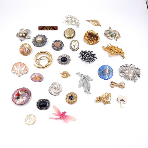 A large lot of good quality vintage brooches some containing enameled ...