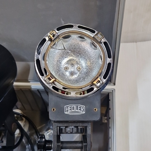 Set of 3 portable photographic flash heads, comprising 2 Hedler round ...