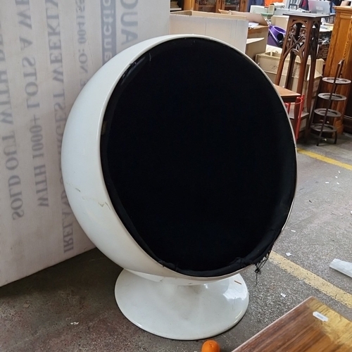 Superstar Lot: Mid-century style fibreglass ‘Ball’ pod Egg chair, white ...