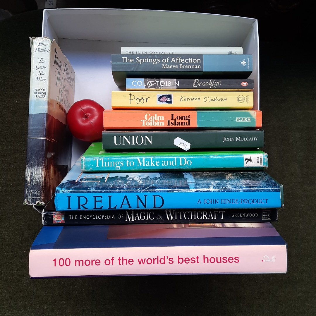 Collection of Irish-interest and illustrated books, approx. 12 volumes ...