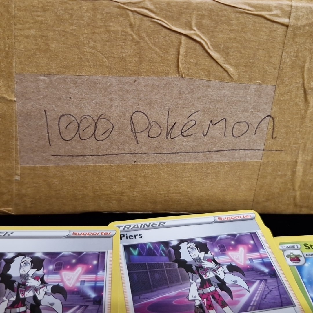 Collection of roughly one thousand Pokémon Trading Card Game cards ...
