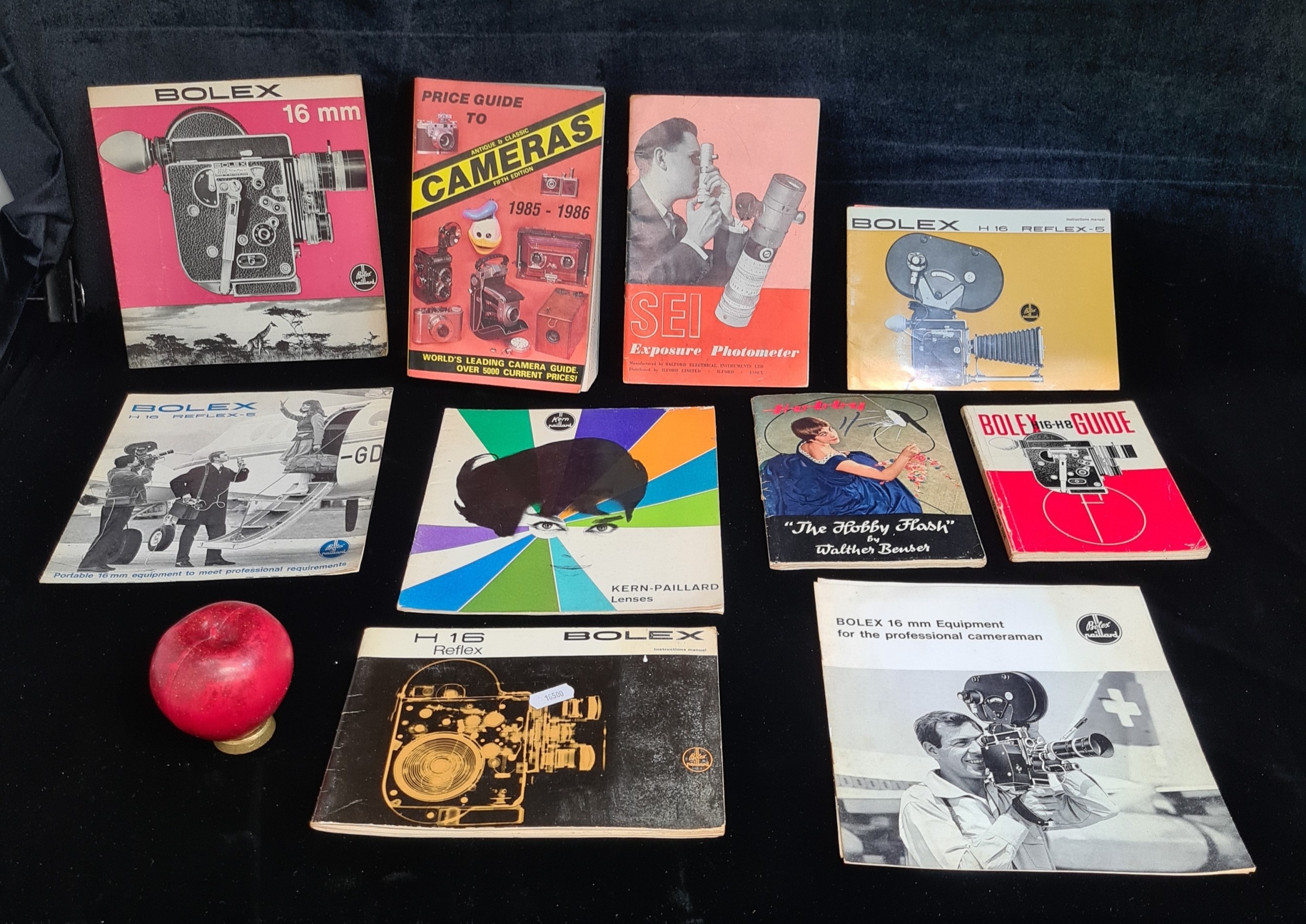 An assorted lot of vintage books, publications and guides to cameras ...